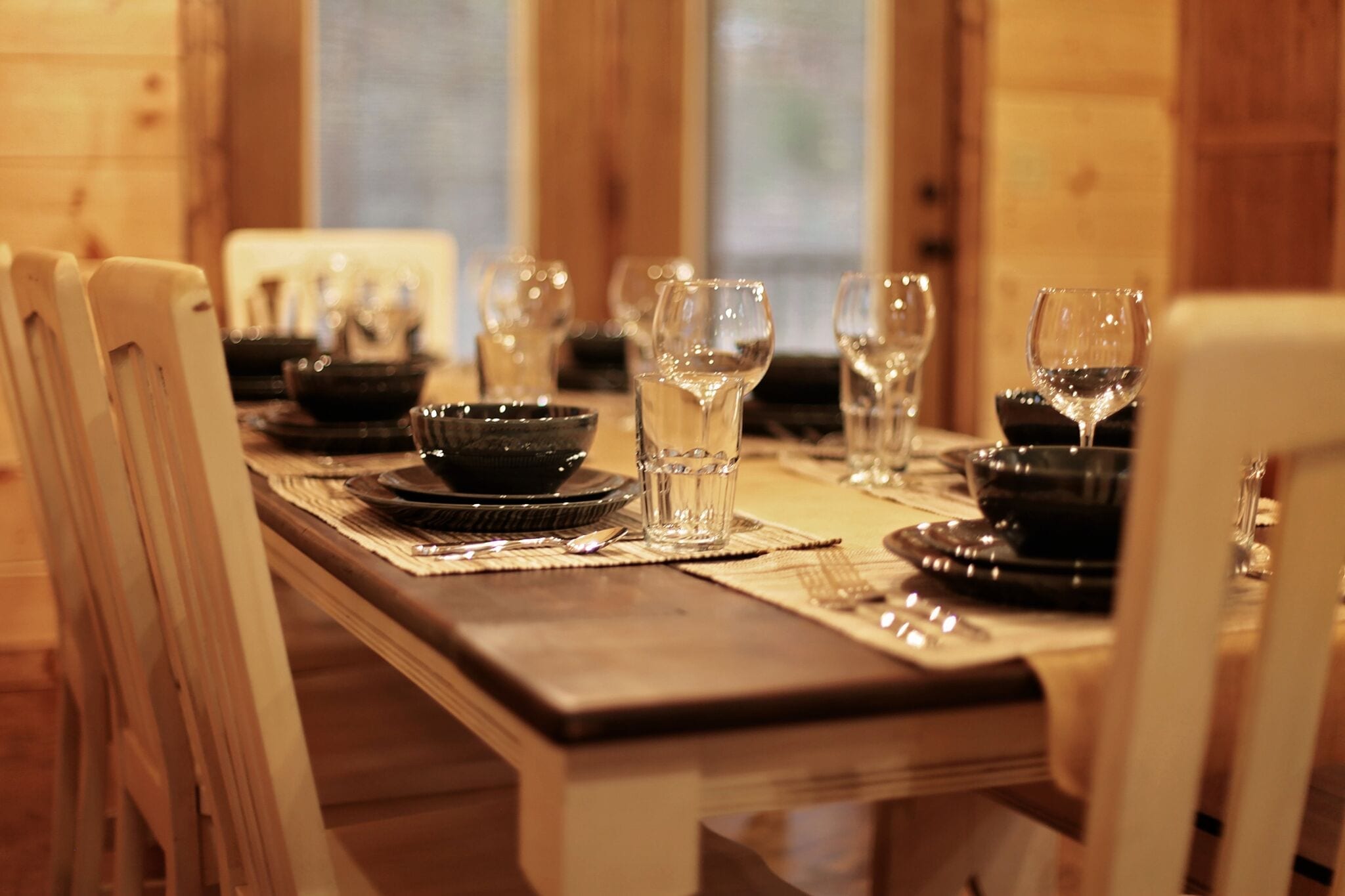 cabin dining table with place settings setup - Blue Beaver Cabins