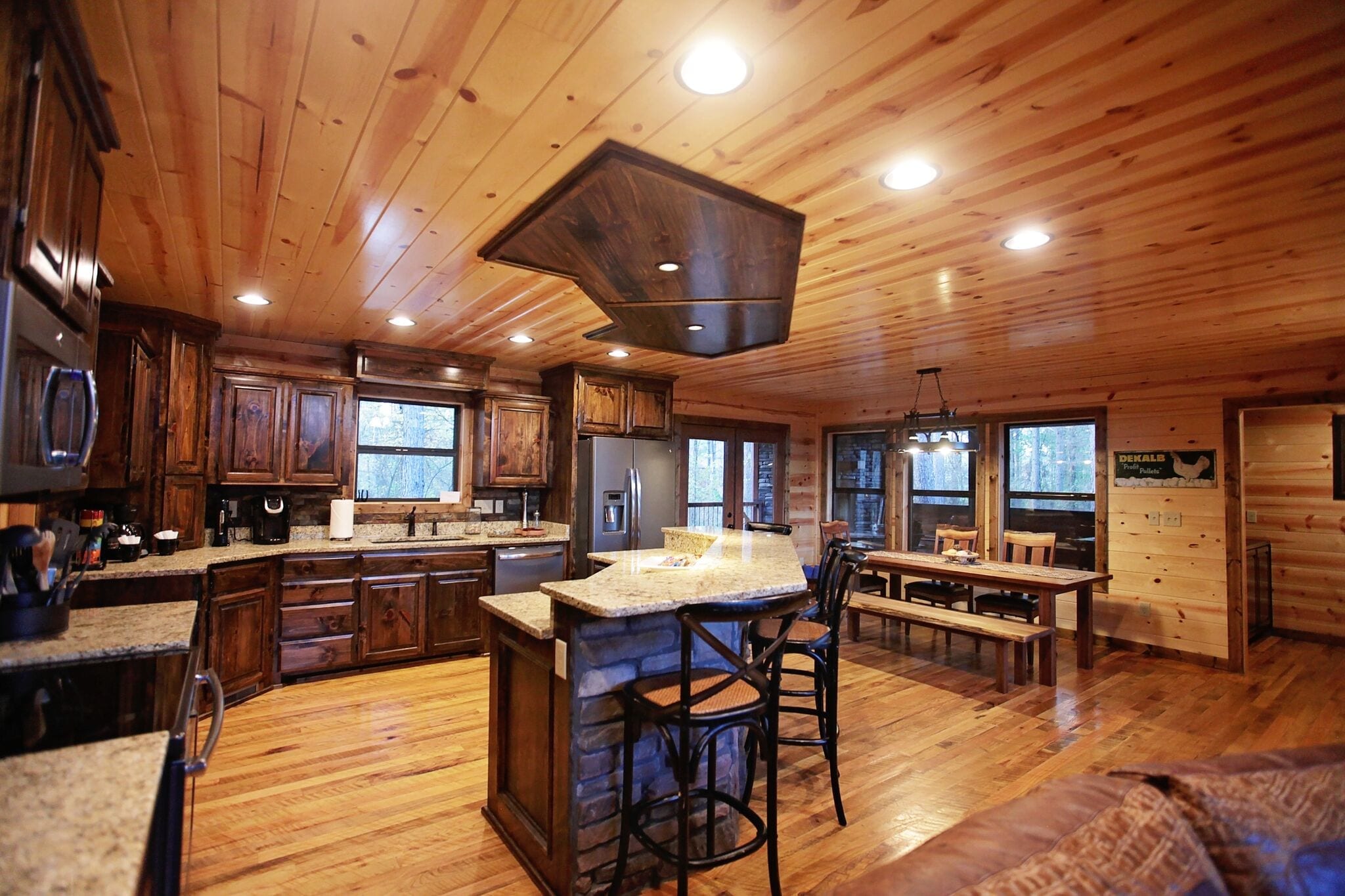 cabin dining table and kitchen with breakfast bar - Blue Beaver Cabins